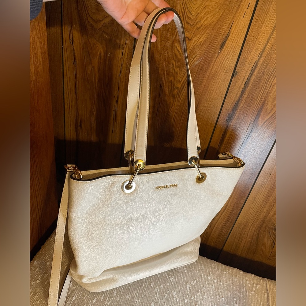 Michael Kors White Pebbled Texture Crossbody Messenge… - Gem